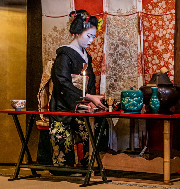 A Moving Work Of Art – a glimpse into the world of the geisha ...